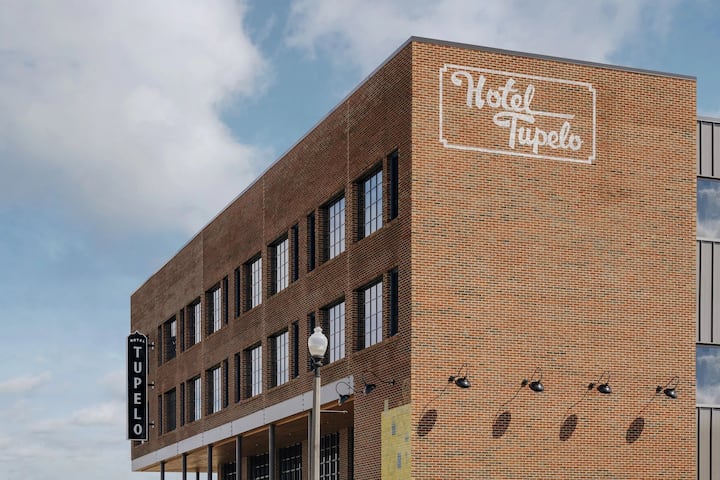 Hotel Tupelo | King Deluxe | Elvis 1 Mile - Tupelo, MS