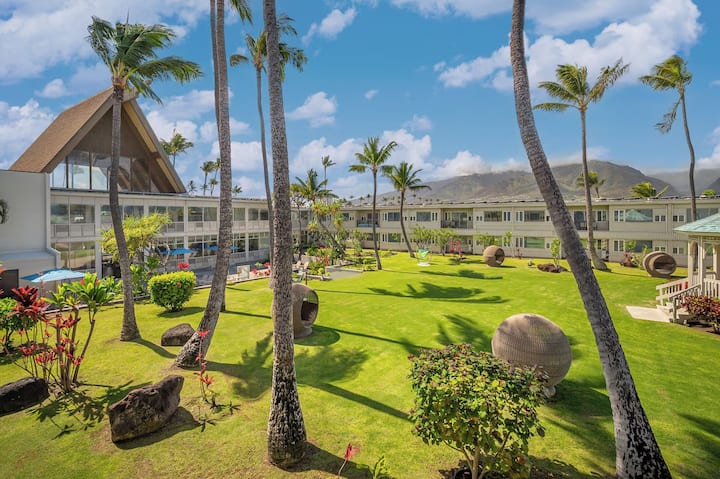 Beachfront Retreat | Three Scenic Ocean View Rooms - Kahului, HI