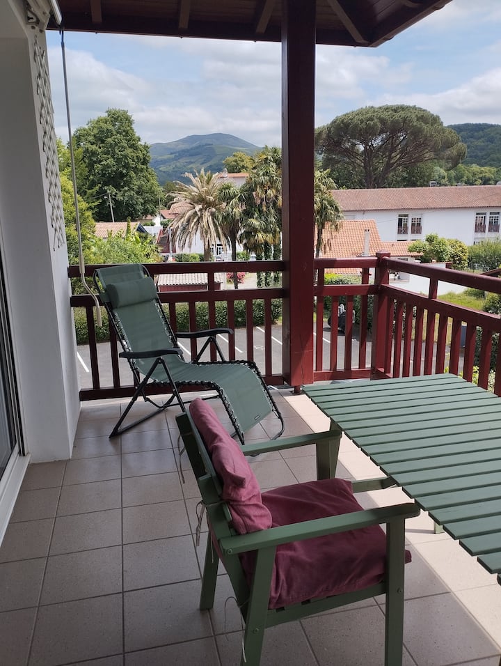 T2 Avec Grande Terrasse Couverte En Centre Ville - Cambo-les-Bains