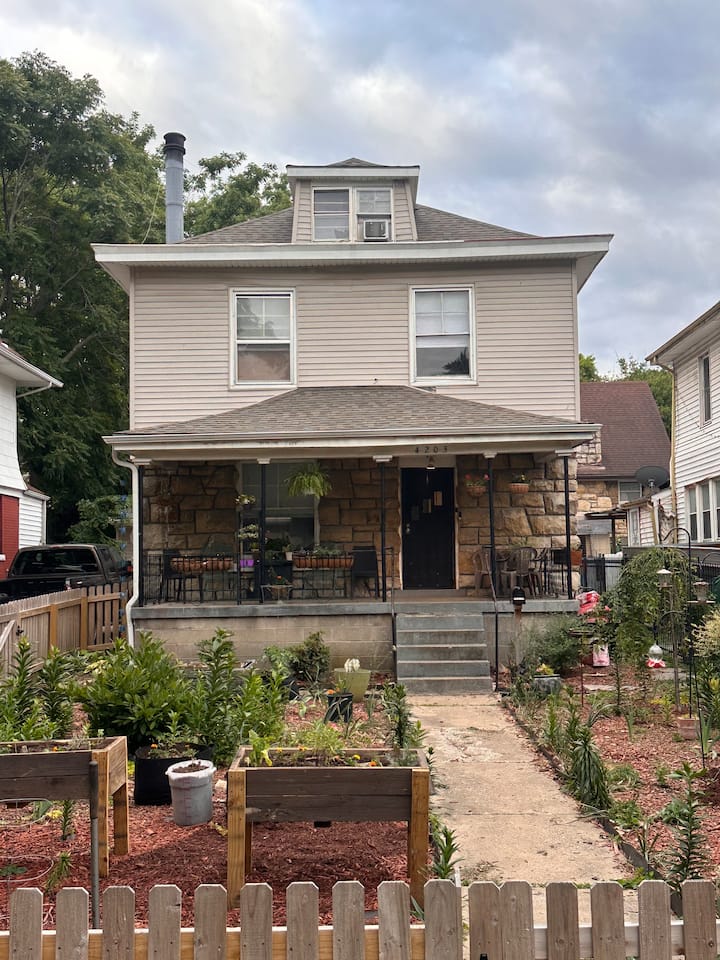Rustic Home W/ Huge Rooms - Pet Friendly! - Kansas City, MO