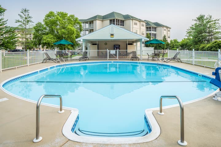 Lakeside Retreat | Free Parking | Outdoor Pool - Branson, MO
