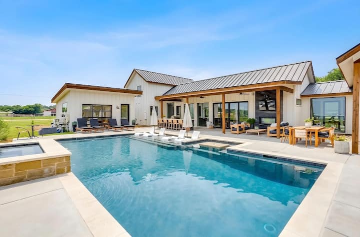 The Haven / Sleeps 24 / 3 Acres / Pool / Hot Tub - Flower Mound, TX
