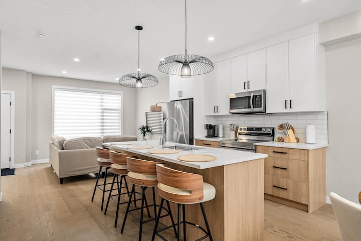 2 King Bed | Garage | Min To Uofc | New - Calgary