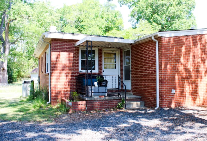 Retro Cozy Guest Unit Walkable To State Street - Greensboro, NC