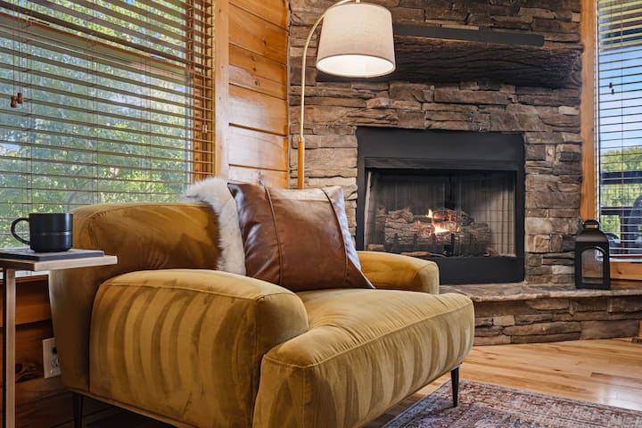 Private Mtn Views + Game Room+ Hot Tub | Sleeps 12 - Gatlinburg, TN