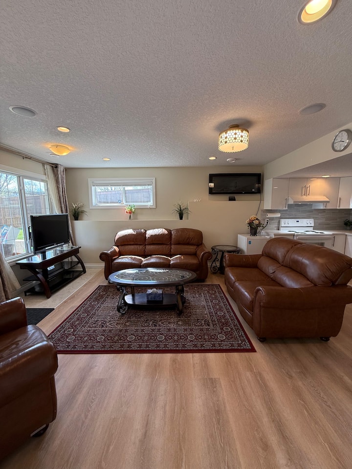 2 Bed Room, 1 Bath, Well Lit Walkout Basemnt Suite - Canada
