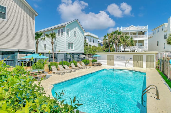 Walk To Beach Shared Pool + Bbq Grill - Isle of Palms, SC