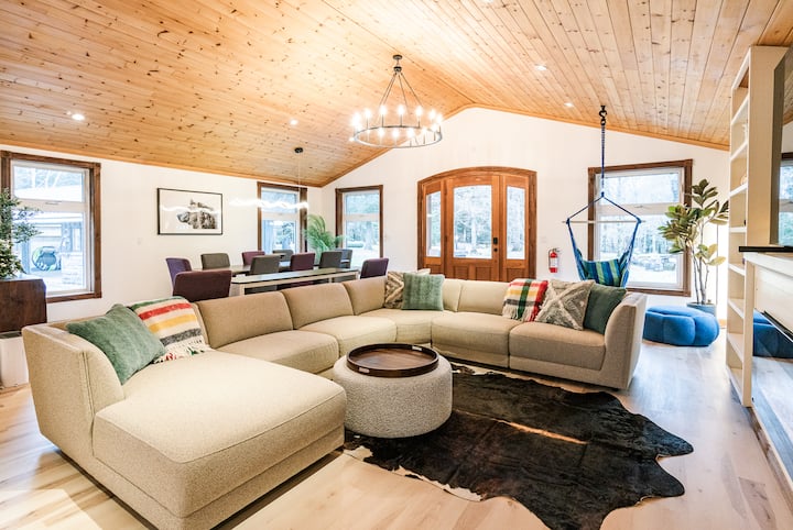 The Deer Cottage | Dock & Hot Tub | Games Room - Huntsville