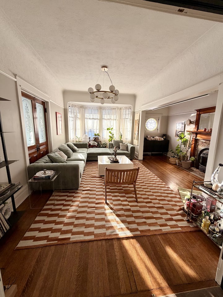 Short Walk To Bmo Field! Huge Kitchen/living Area! - Toronto