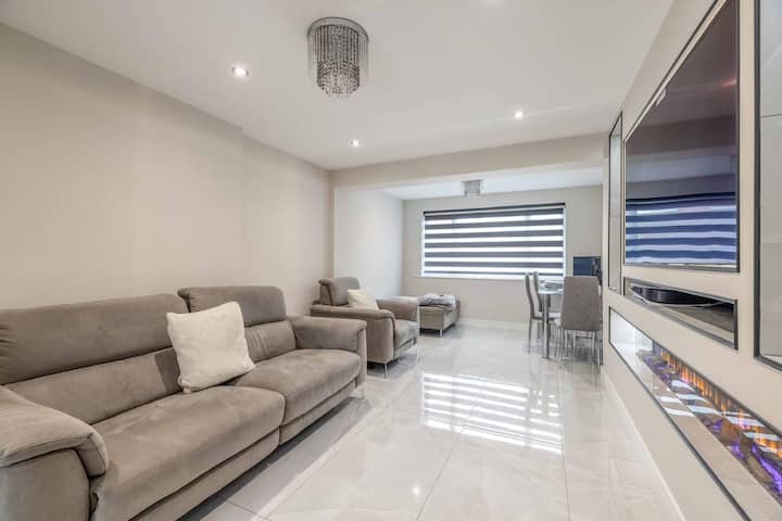 Luxury 3-bed Home In Bagshot. - Bracknell