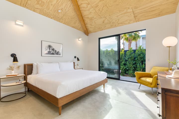 Modern Desert Stay • Pool Access + Near Downtown - Palm Springs, CA