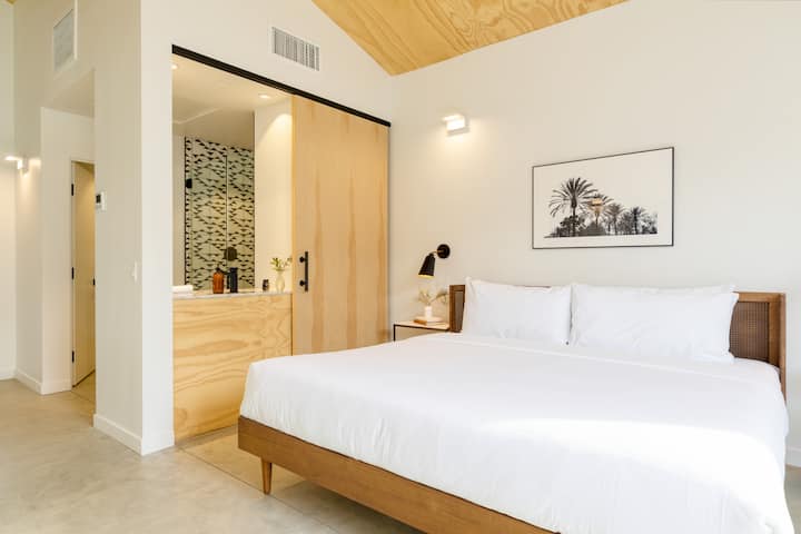 Blackhaus B10 By Avantstay | Modern Room + Pool - Palm Springs, CA