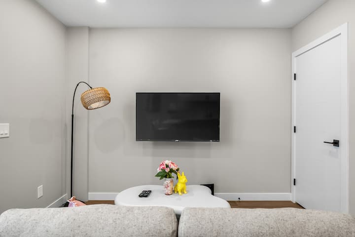 King Bed | Min To Uofc | New - Calgary