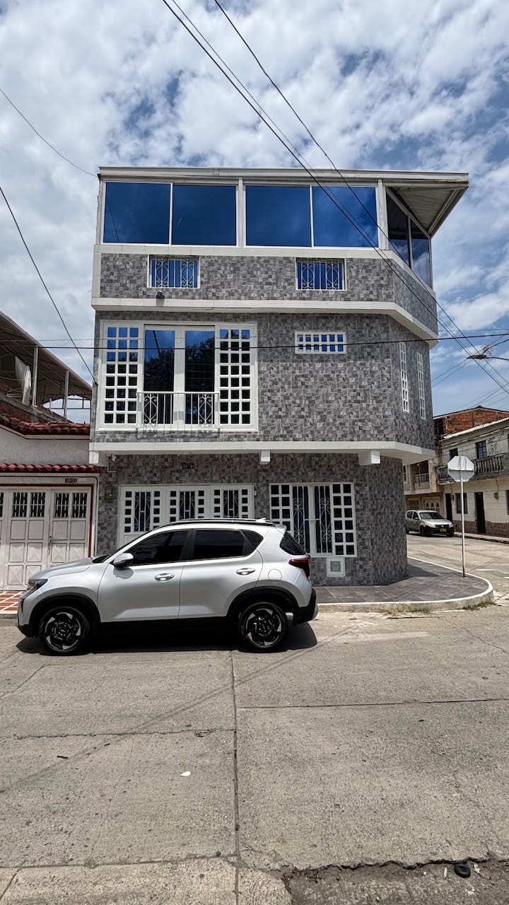 Moderna Casa De 3 Pisos Con Terraza Panorámica - Palmira