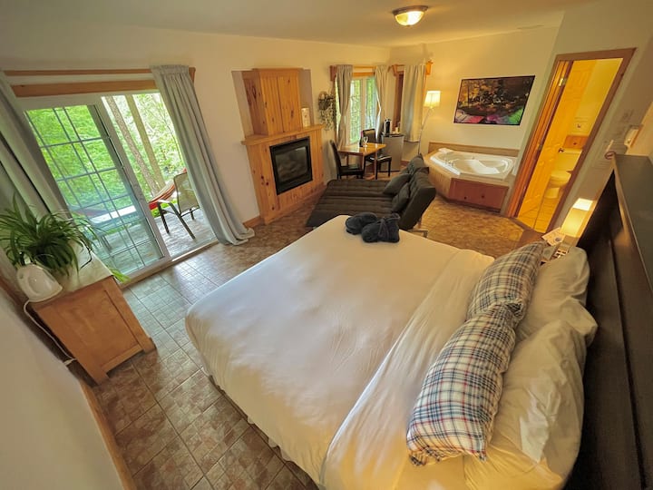King Suite Riverfront Jacuzzi Fireplace - Mont-Gabriel