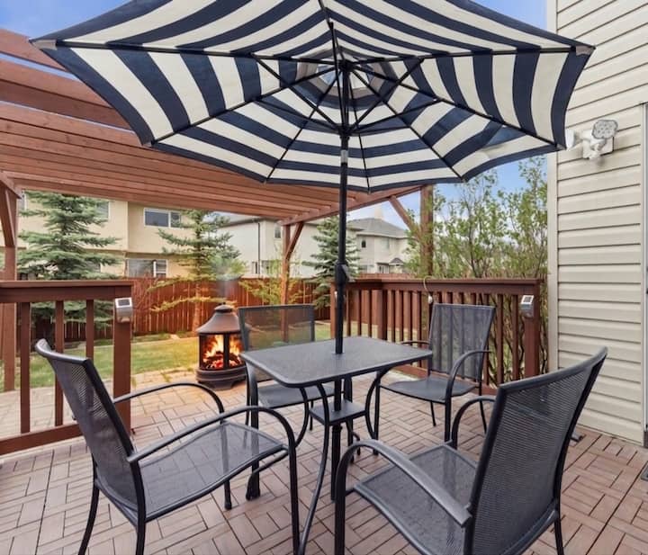 King Bed, 75 Min Banff, Backyard And Wood Fire Bbq - Calgary