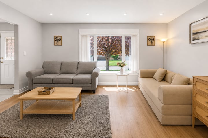 Family-friendly 3br Home - Sleep 10 | Free Parking - Toronto