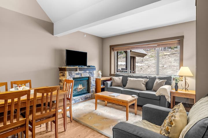 2br Slopeside Mountain Retreat W/ Private Hot Tub - 골든