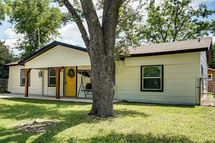 Walk To Historic Weatherford: Home W/ Yard - Weatherford, TX
