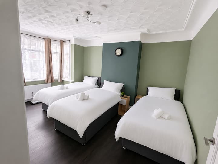 Large Wembley House For Contractors & Groups - Ruislip