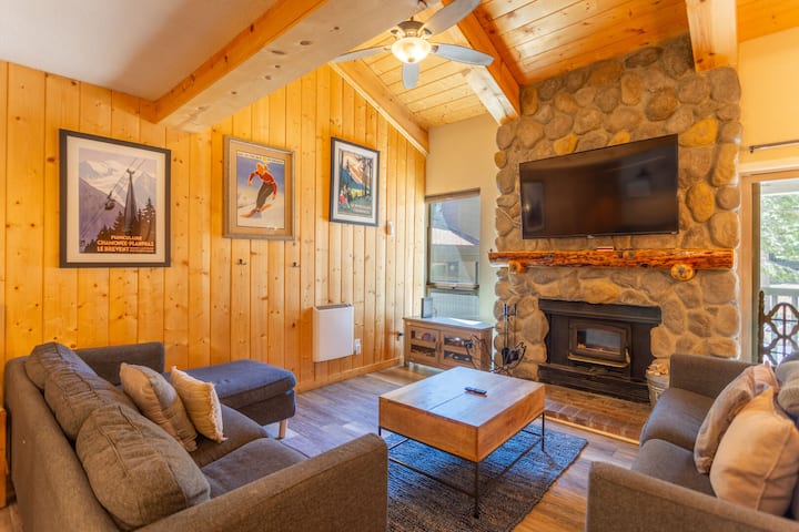 2+loft Canyon Lodge Cabin - Pool/jacuzzi/parking! - Mammoth Lakes, CA