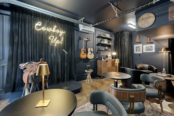 New Luxe Near Downtown: 11 Beds, Hot Tub, Pool - Nashville, TN