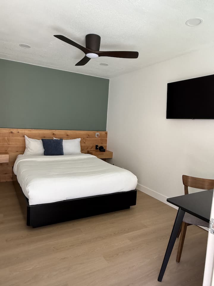 Granite Ridge Hotel - Room 5 - Bass Lake, CA