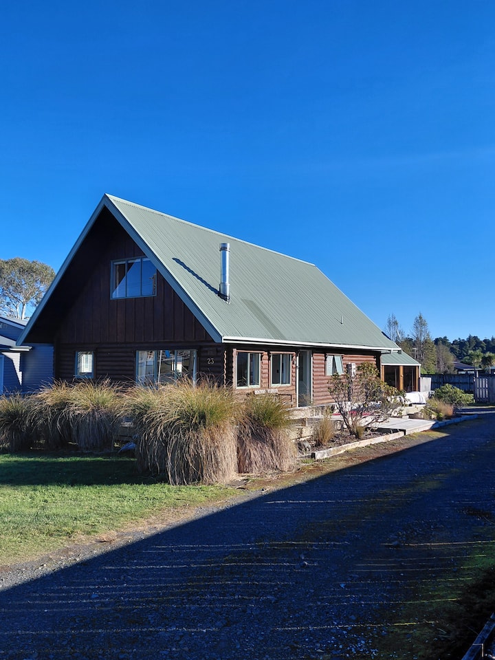 Cosy Log Inn - National Park - New Zealand