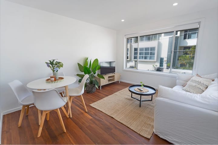 Renovated 1970s Beach Apartment, Mermaid Beach - ゴールドコースト