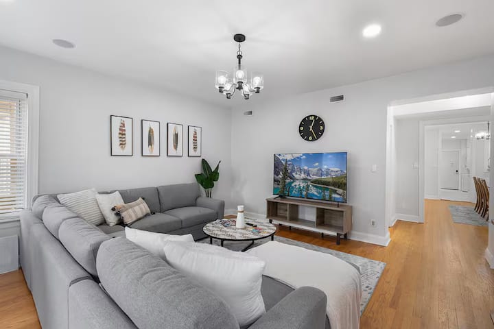 Sleeps 12! - Huge 3br/2ba Rogers Park Oasis - Chicago, IL