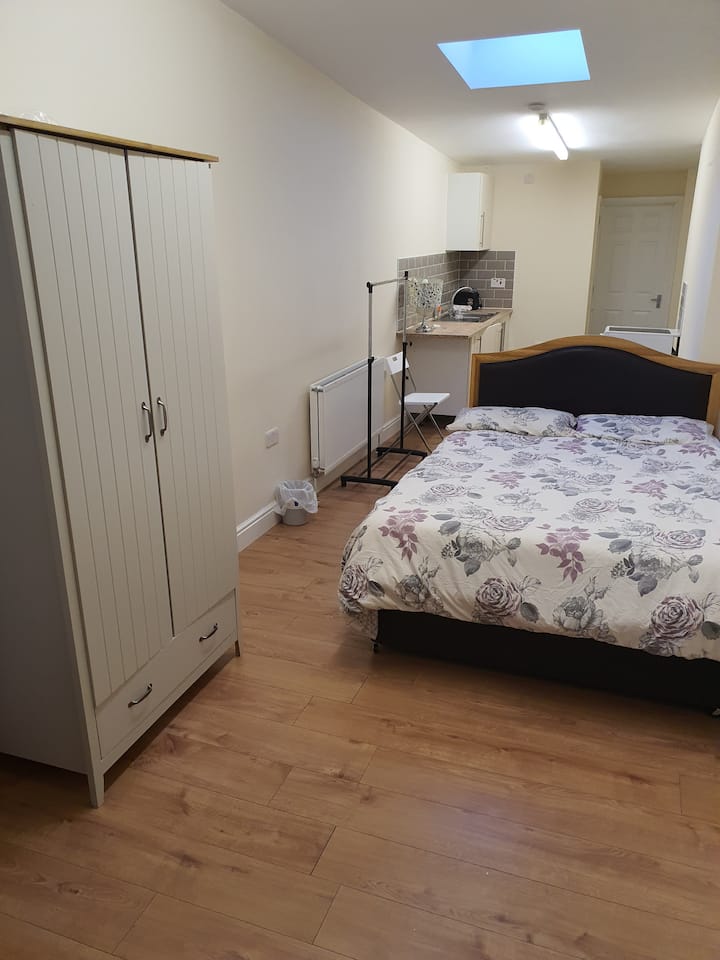 Hygienic Spacious Comfort Studio In Tolworth - Epsom