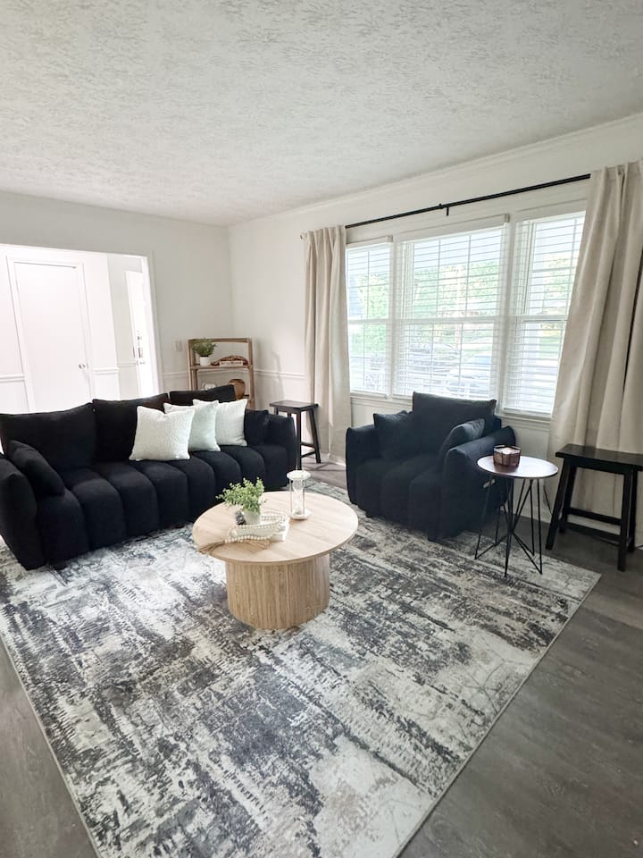 Lilburn Stone Mountain 4 Bed 2 Bath Farmhouse! - Stone Mountain, GA