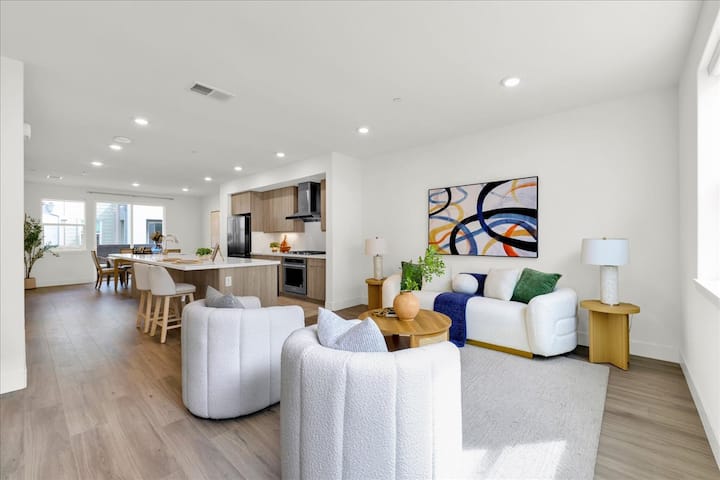 World Cup Basecamp: Modern Santa Clara Townhouse - Santa Clara
