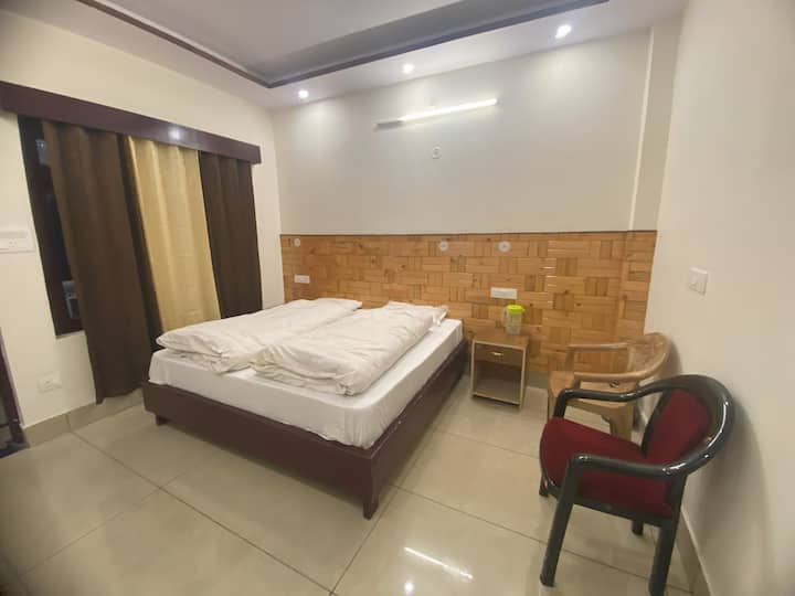 Hotel Kailash - Deluxe Rooms 4 Bed / 2 Bed - Gangotri