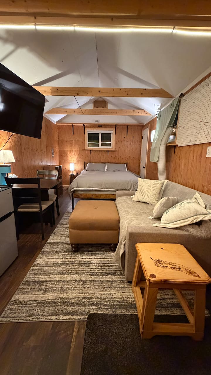 Rustic Riverside Tiny Home Retreat Fishing, Boat - Missoula, MT