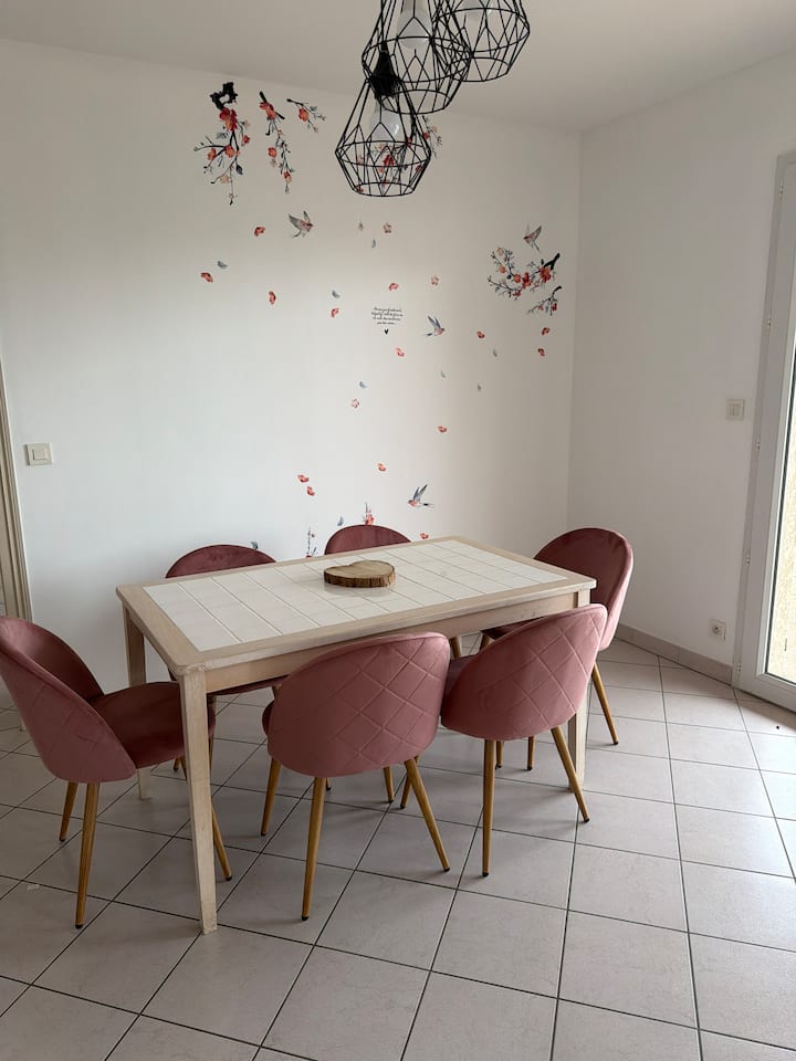 Appartement 100 M²  6 Pers Parking Privé - Massieux