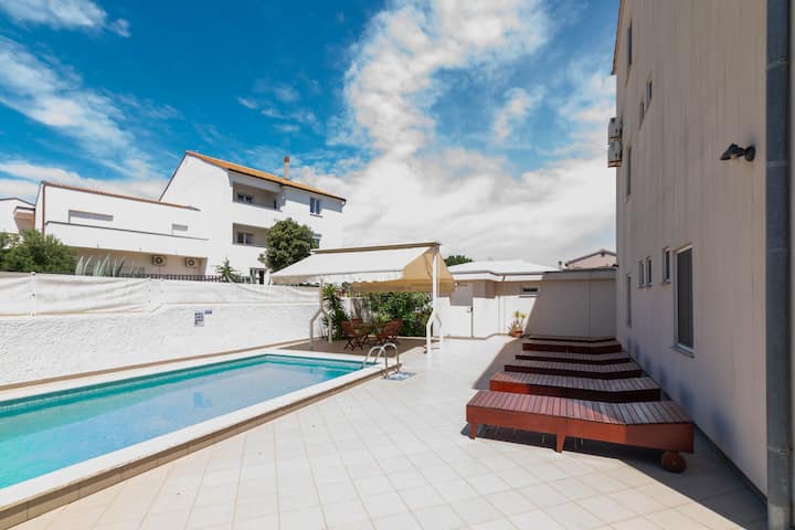 K-25722 Maison Confortable Avec Une Piscine - Ližnjan