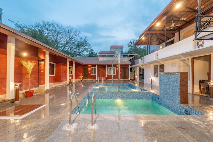5 Cottages & Studio Room Beside The Pool - 벵갈루루