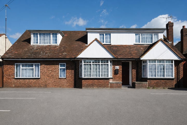 Laburnum Guest House - Heathrow London T5 - Slough