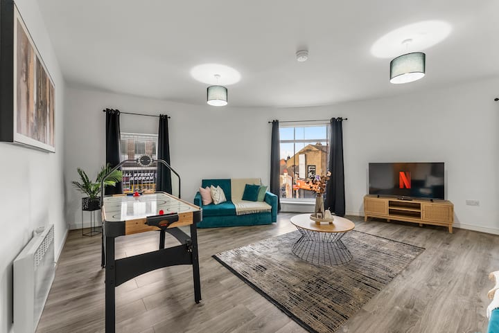 Wesley Luxe Leeds Escape - Leeds Bradford Airport (LBA)