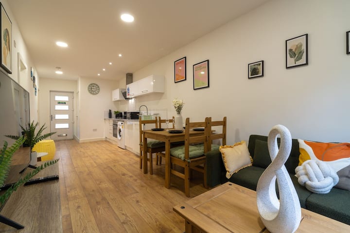 Cozy Urban 2br With Courtyard - Gloucester, UK