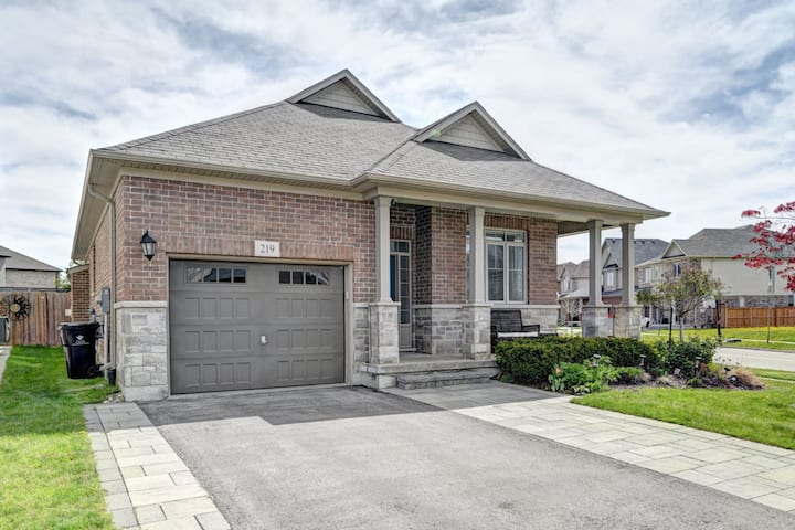 Executive Bungalow With Backyard In Kiwanis - Kitchener, ON, Canada
