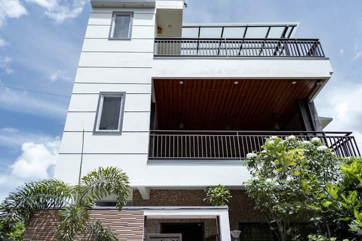 Your Premium Luxury Escape With Hill Top Views - Nandi Hills