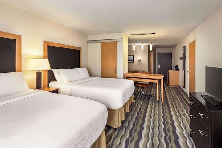 2 Queen | Wyndham Avon | Near Crocker Park - Avon, OH