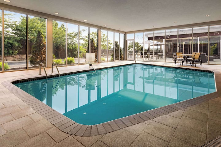 Wyndham Avon | King Superior | Spa Bath Suite - Avon, OH
