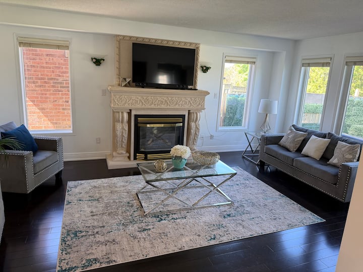 Beautiful Home! Backing Onto Golf Course! - 미시소거