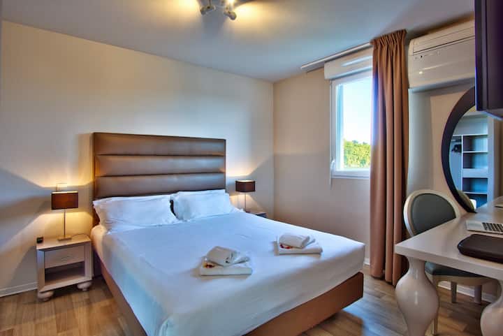 Modern French Stay | 4.9 Miles To Musée Du Jambon - Bayonne