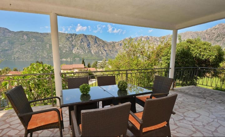 Apartman Sa 2 Spavace  Sobe - Kotor