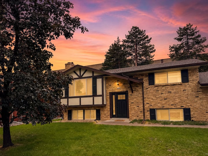 Redrocksretreat · Deck/firepit/bbq/bunks/back Yard - Lakewood, CO