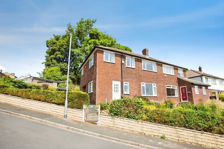 4 Bed Family Home In Cosy Village - Bradford, United Kingdom